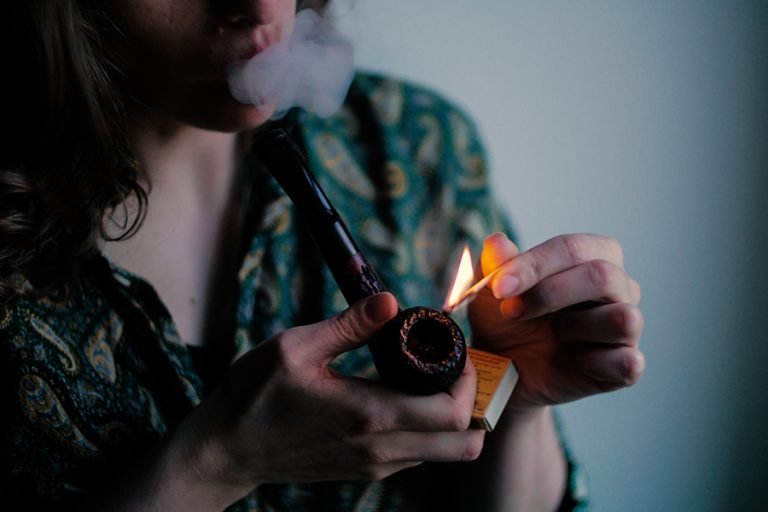 Cómo elegir tu primera pipa para fumar tabaco - Guía 2026